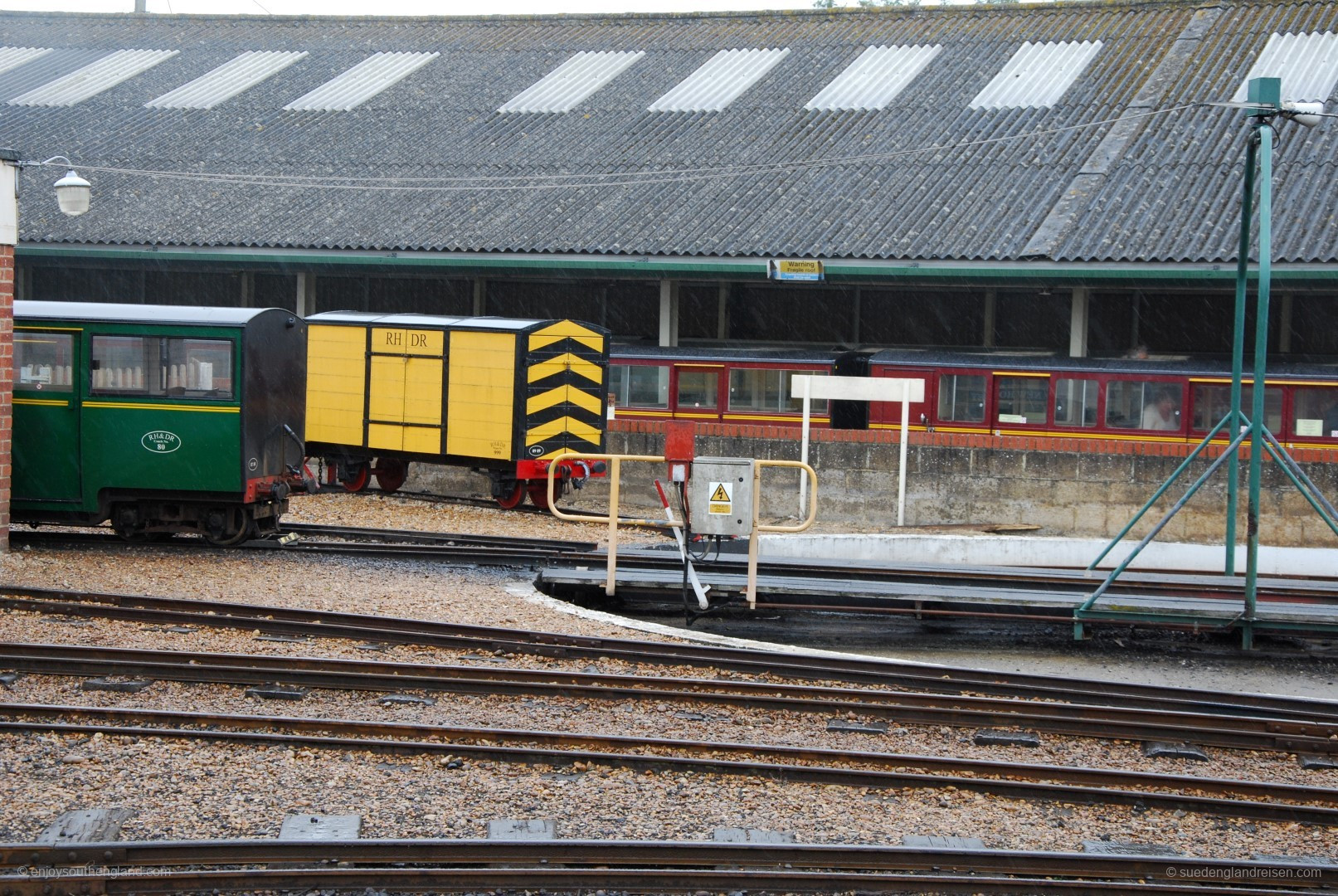 Romney, Hythe & Dymchurch Railway - Narrow track in the marsh
