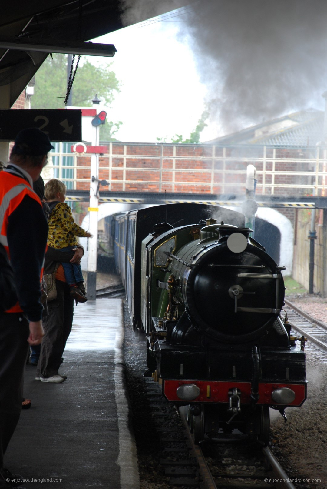Romney, Hythe & Dymchurch Railway - Narrow track in the marsh